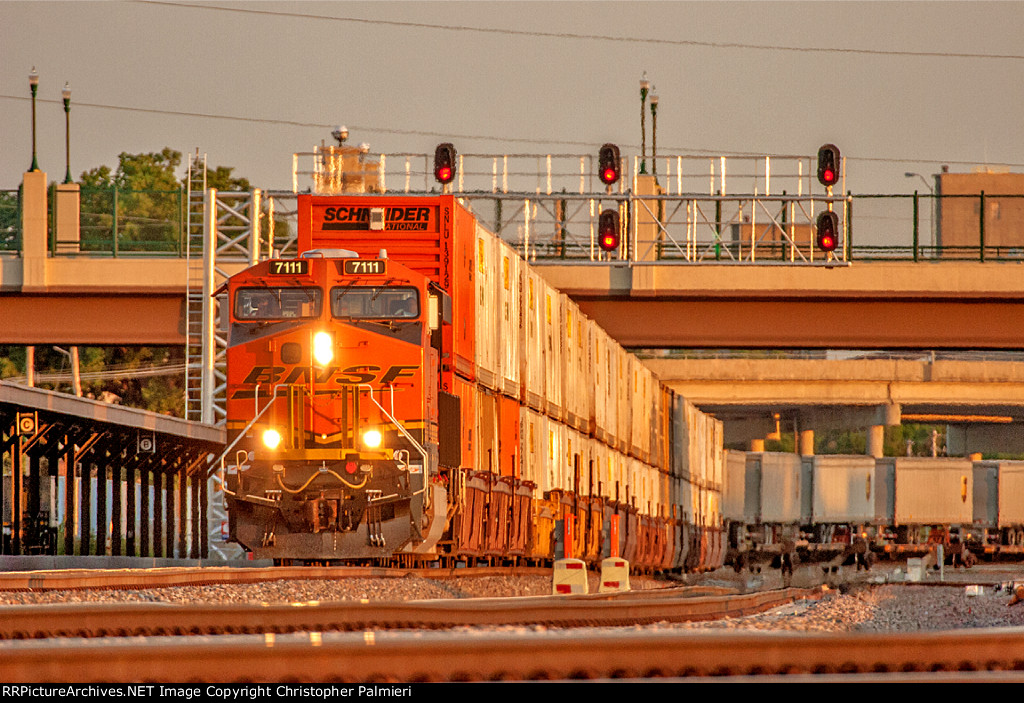 BNSF 7111 Leads B-DENCHI4-17